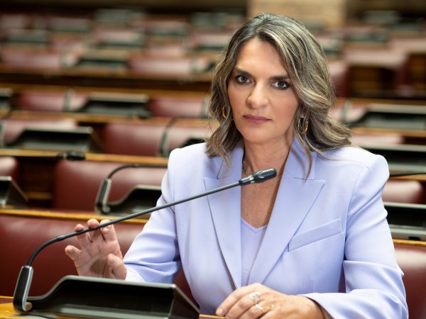 Πέτη Πέρκα: «Με ευχολόγια δεν πέφτουν οι τιμές ρεύματος, ούτε ...